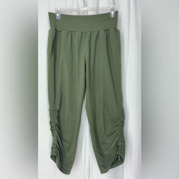 Zella | Pants & Jumpsuits | Zella Capri Sport Olive Green Size S | Poshmark